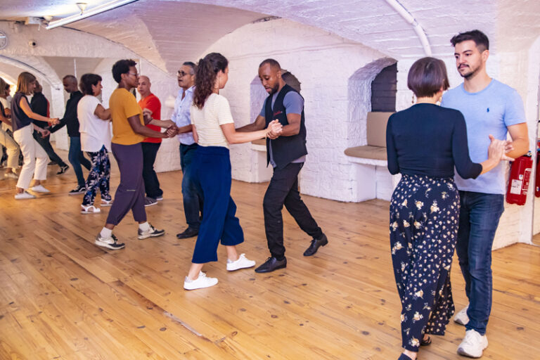 Apprendre à danser la Bachata - Dancenter Paris